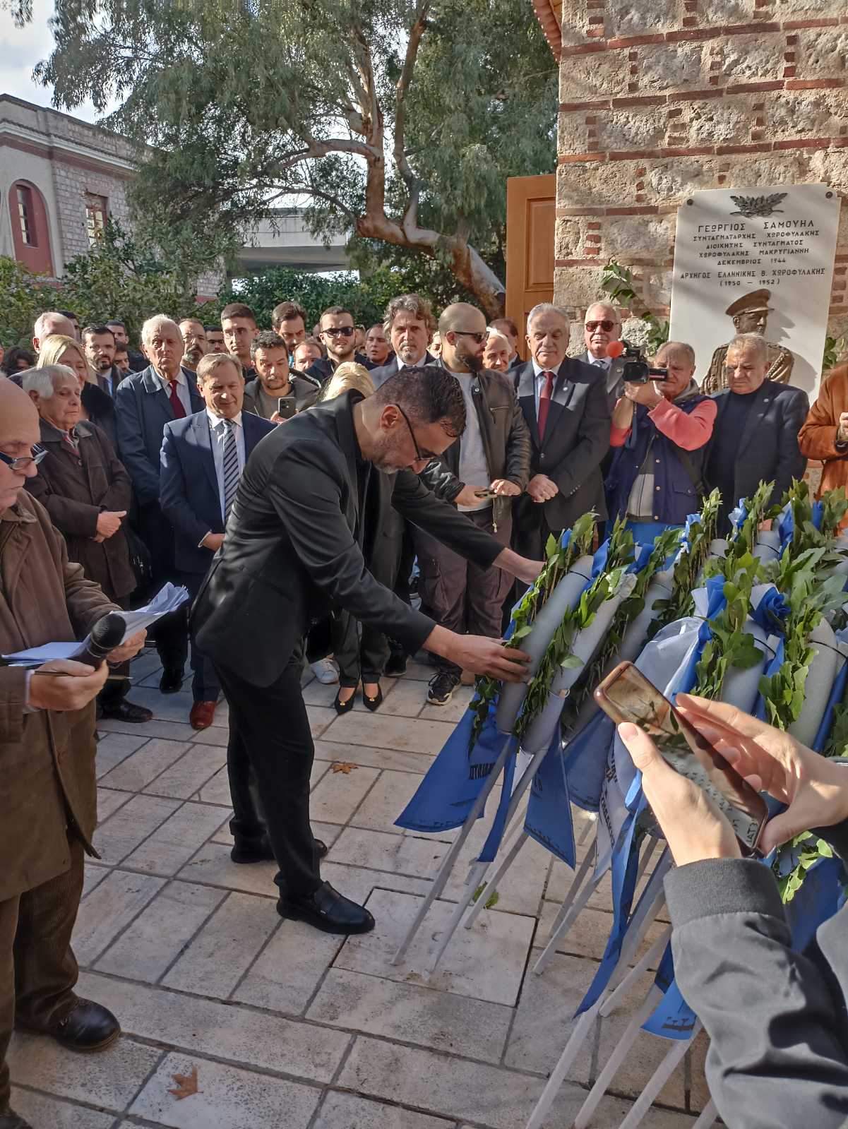 Κατάθεση στεφάνου για τα 80 χρόνια από το έπος του Μακρυγιάννη (Αθήνα ...